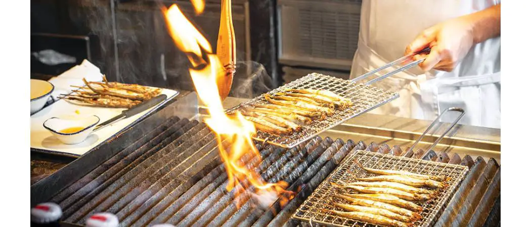 How to Stop a Grill Fire | in 7 Easy Steps (2025)